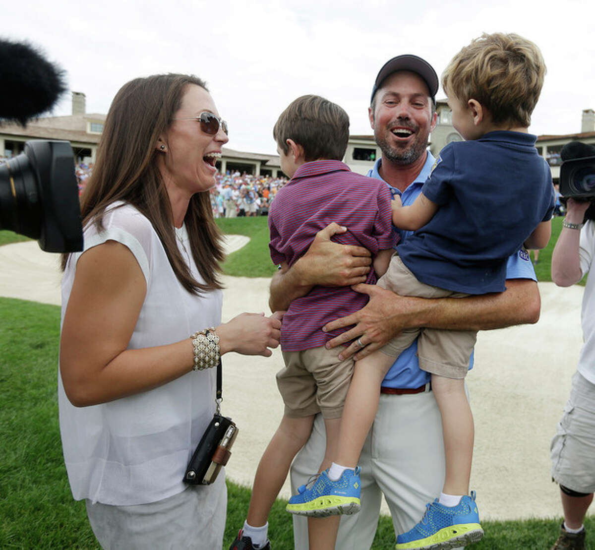 Kuchar's clutch putts help him hold on at Memorial