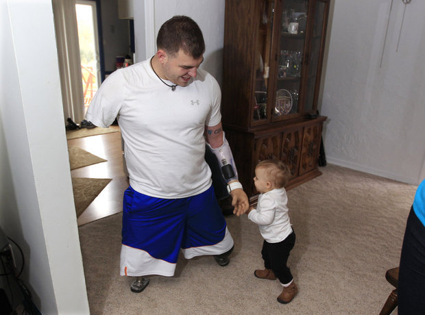 Soldier who lost arms, legs in Afghanistan returns home