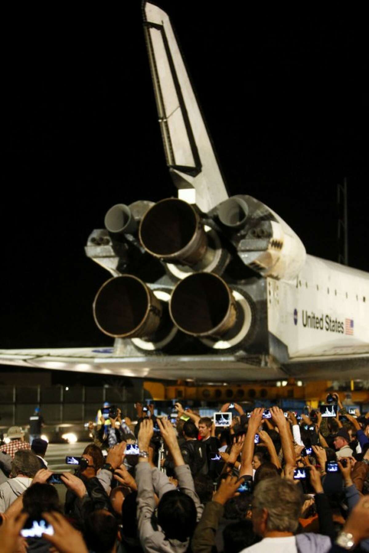 Shuttle passes obstacle, heads toward LA museum
