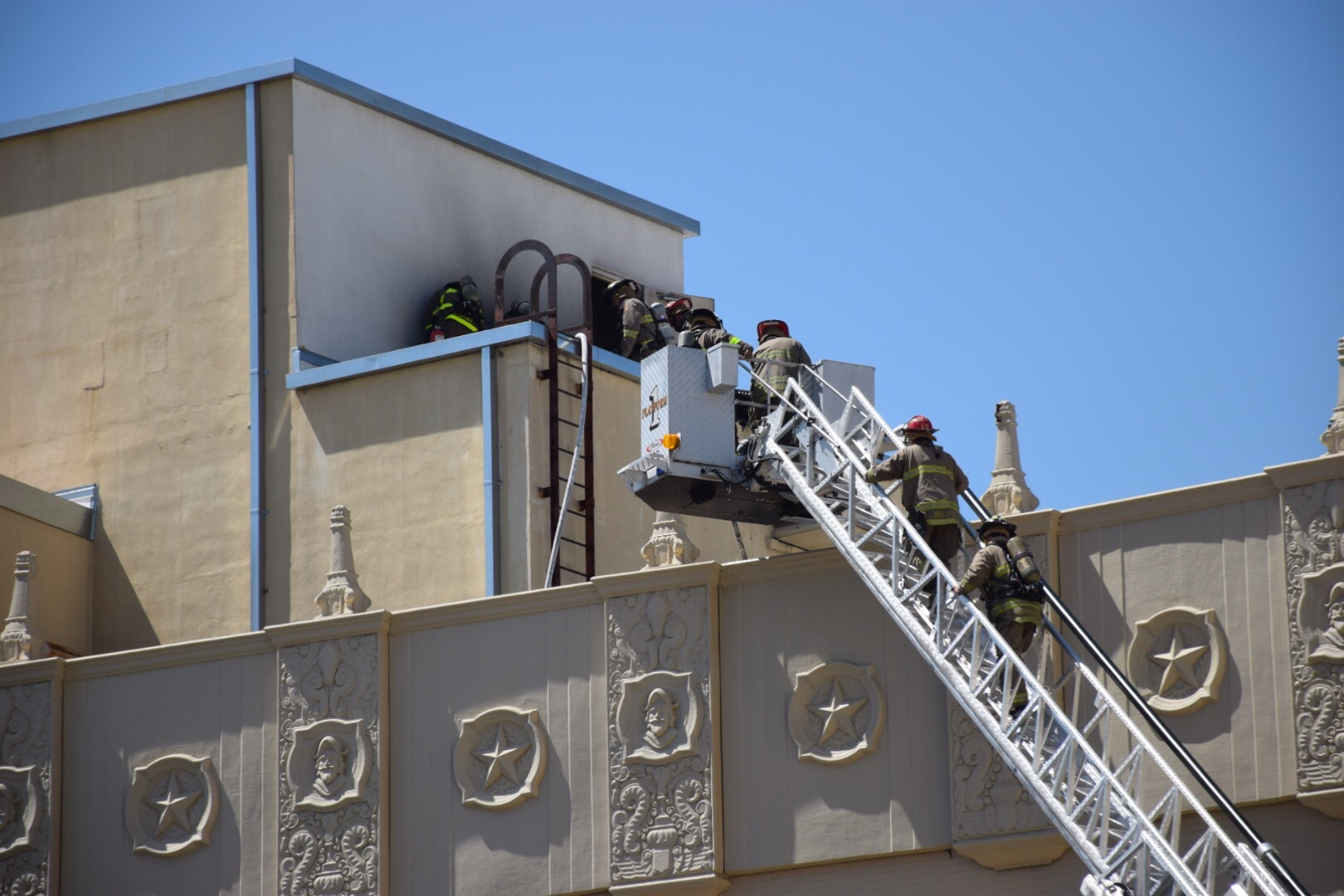 Firefighters climb atop Rivercenter mall to extinguish elevator fire ...