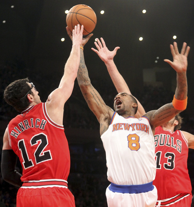Anthony, 3 others tossed as Bulls beat Knicks