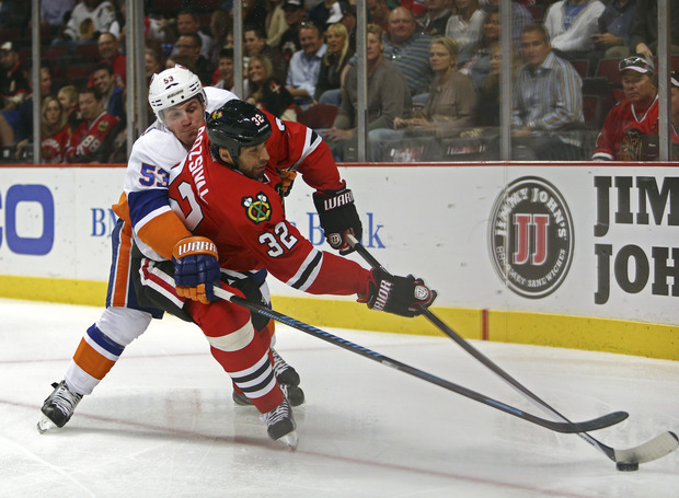 Handzus lifts Blackhawks to win over Islanders