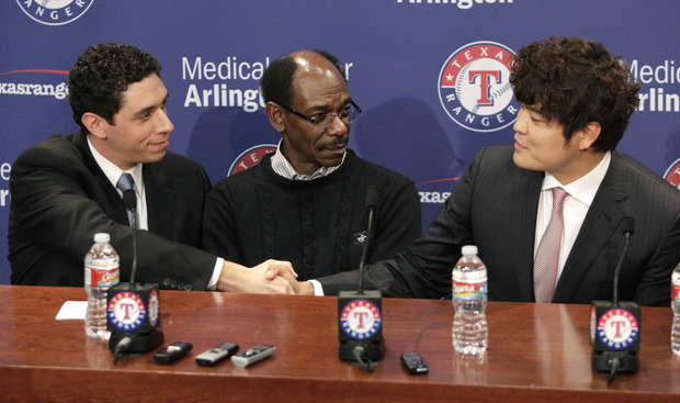 Texas introduces outfielder Shin-Soo Choo