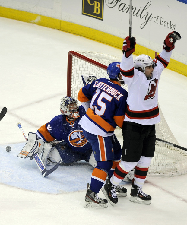 Schneider stops 30 shots, Devils edge Isles