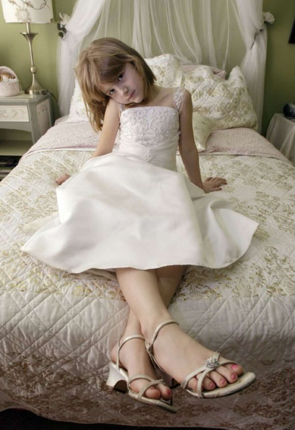 Parents, doctors debate tots teetering in heels Parents, doctors debate tots teetering in heels