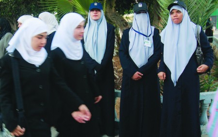 Hamas reaches out, tries to shore up popularity