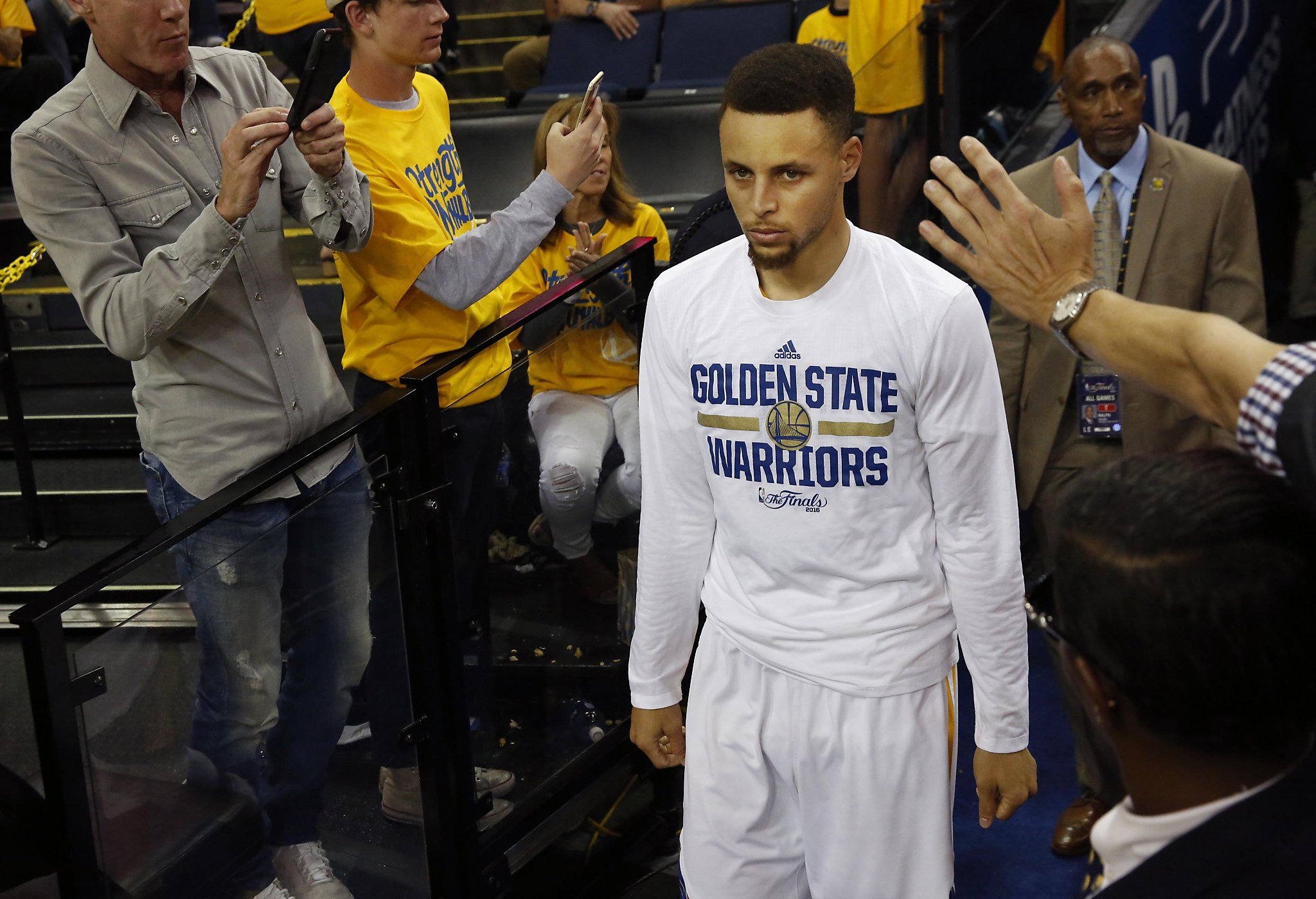 Steph Curry fires off witty response to Under Armour CEO's pro-Trump ...