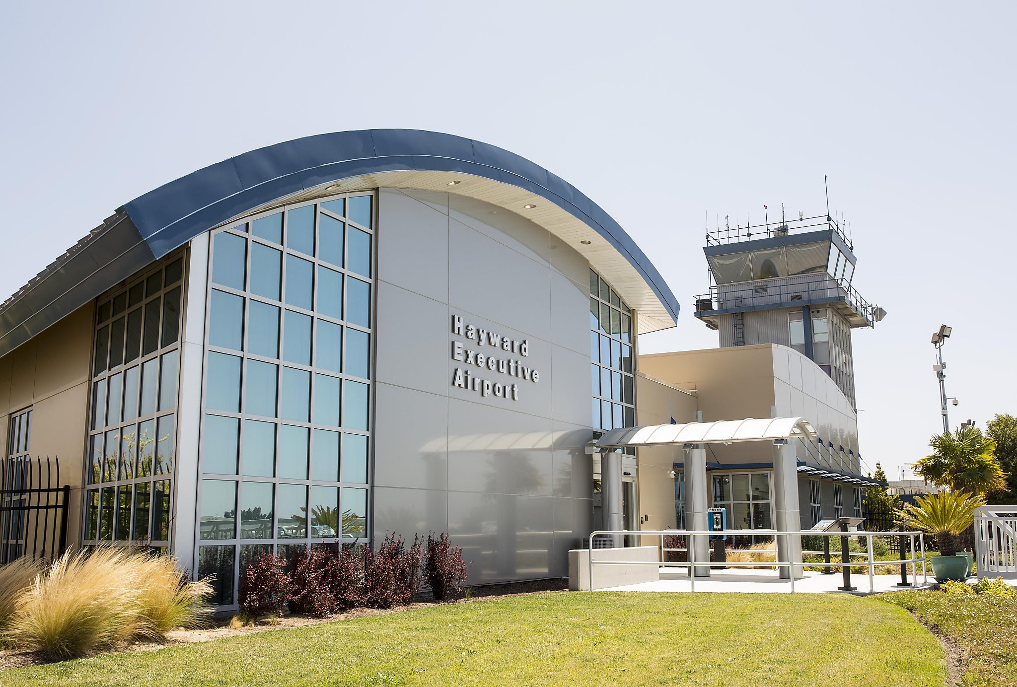 Hayward airport change: from army to business jets
