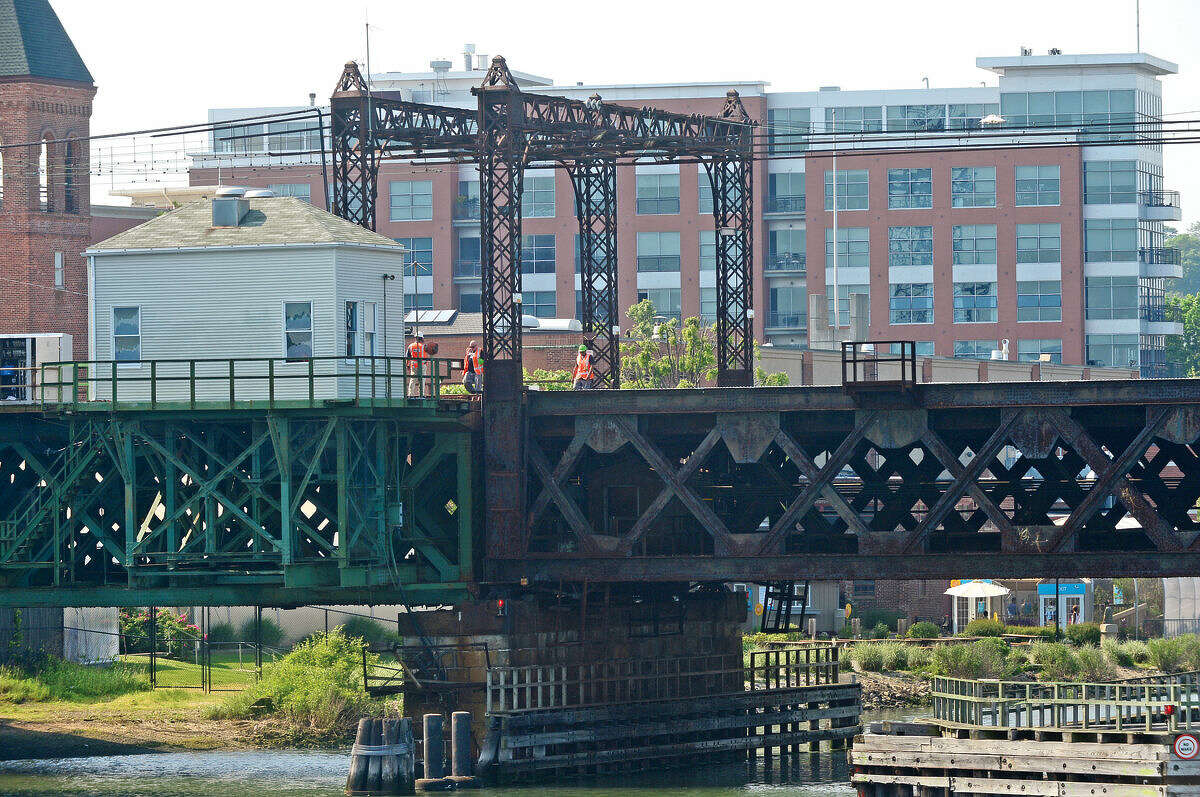 Stuck Norwalk train bridge delays Metro-North - again