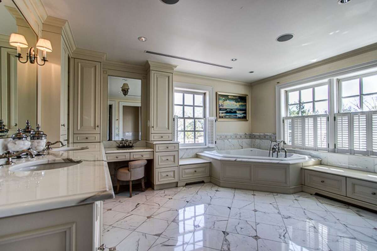 Former NFL star’s Greenwich home on the market