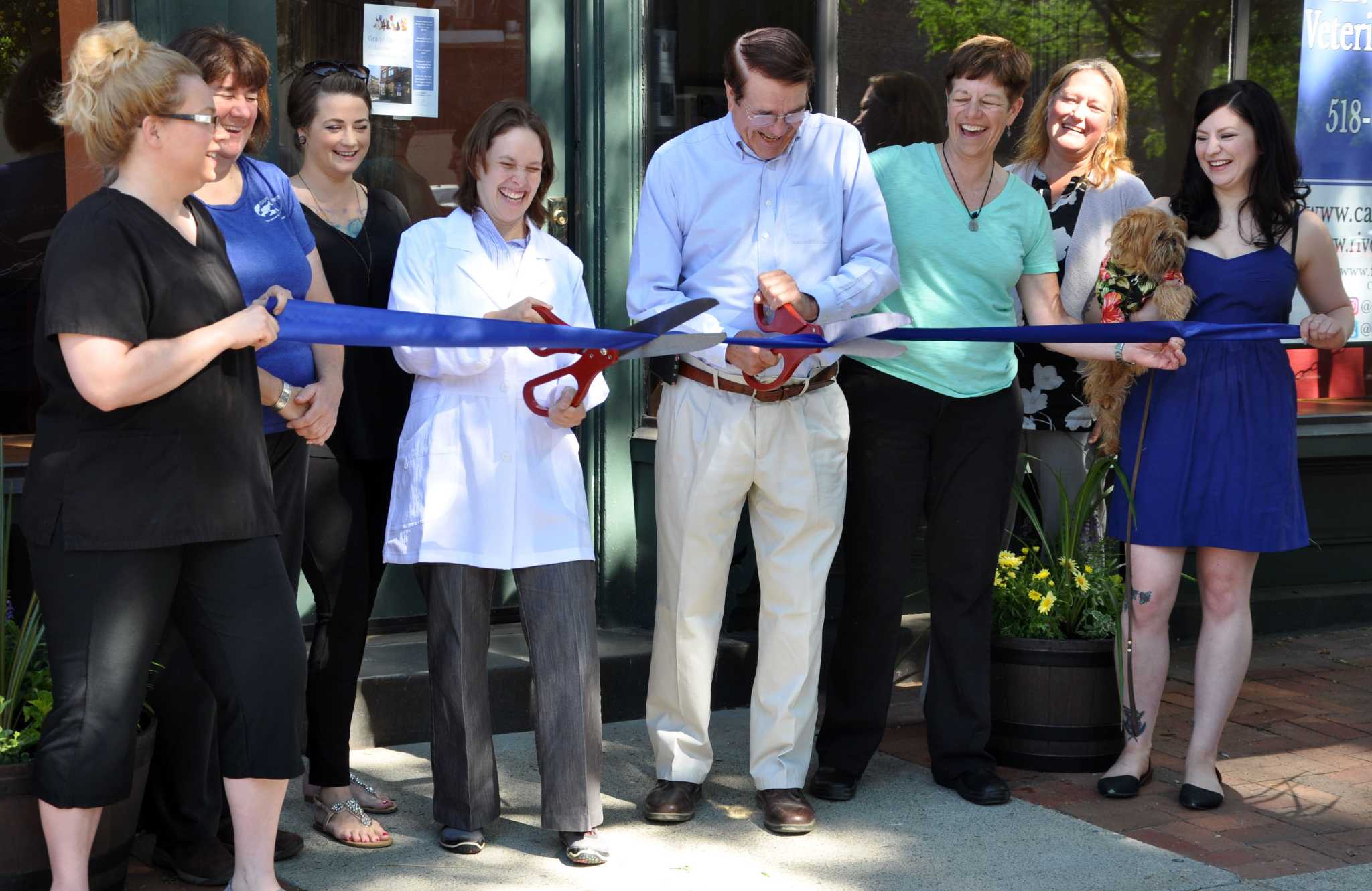 New vet practice opens in Troy
