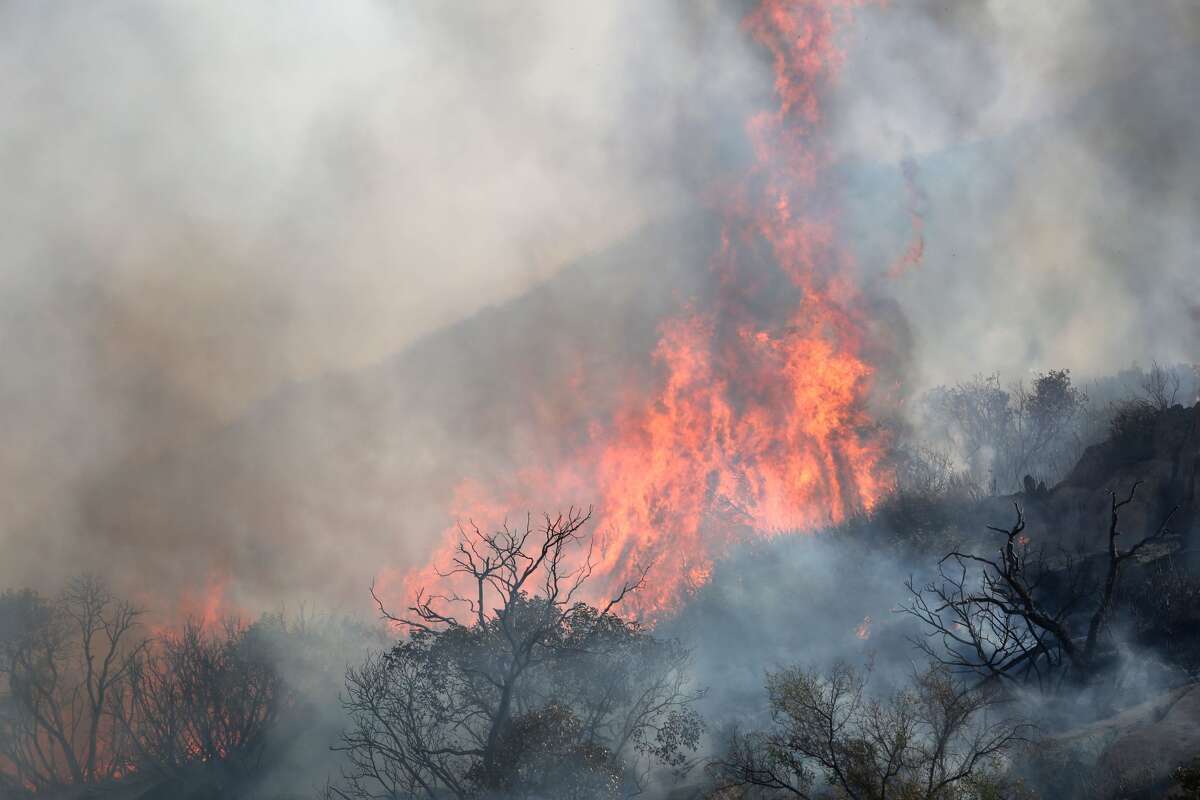 Evacuations lifted in 450-acre Calaveras County fire