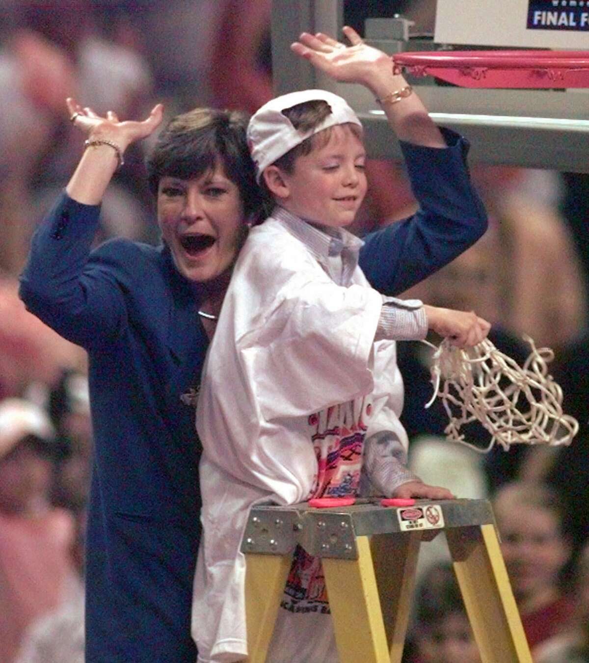 Sports world reacts to death of legendary coach Pat Summitt