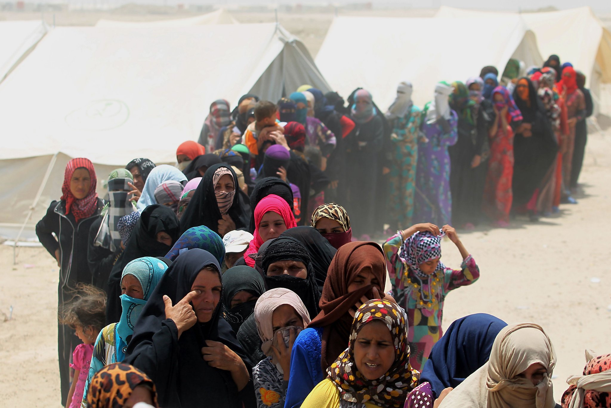 Iraqis suffer in desert camps after fleeing war