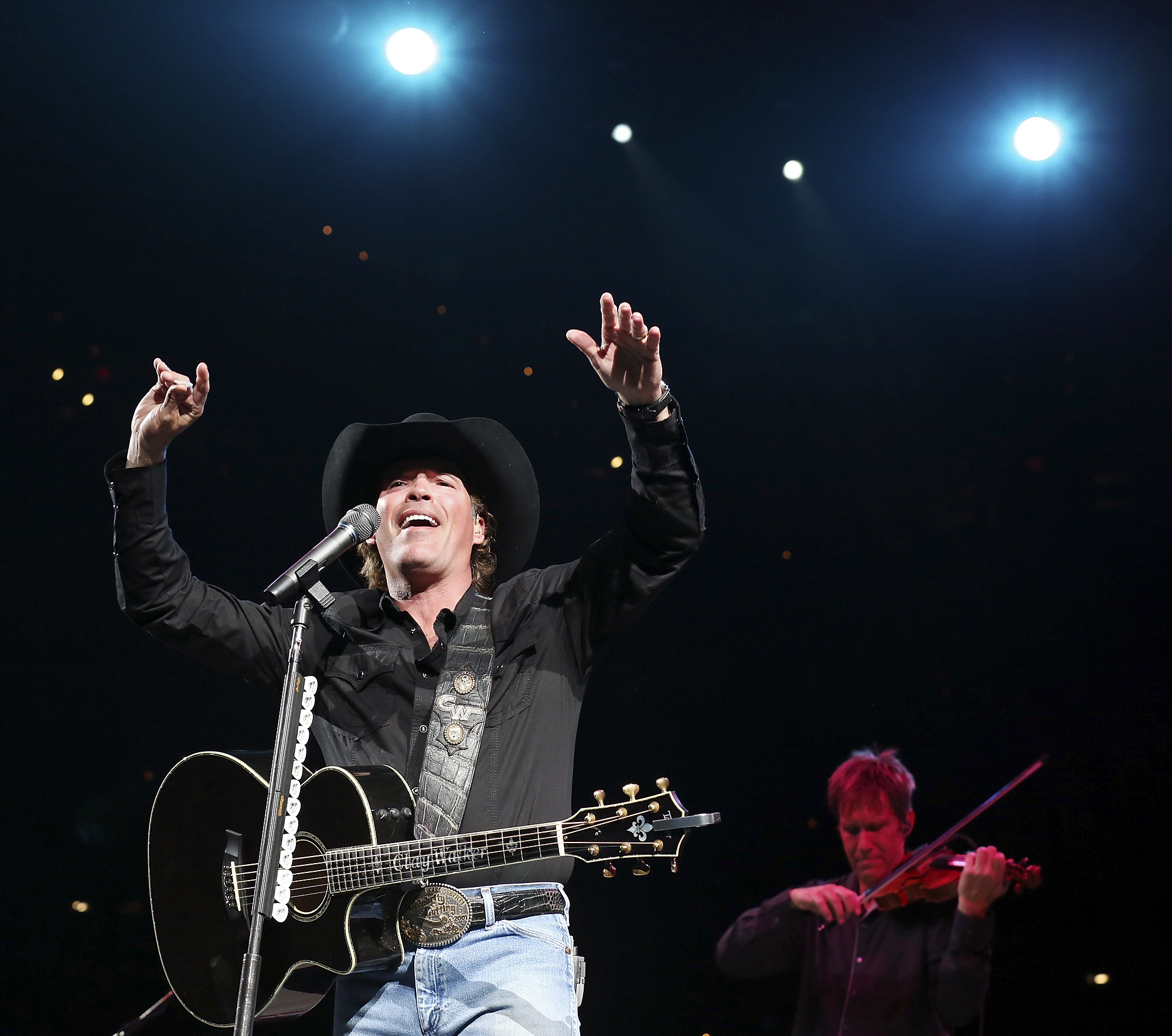 Clay Walker to unveil new songs at Floore’s