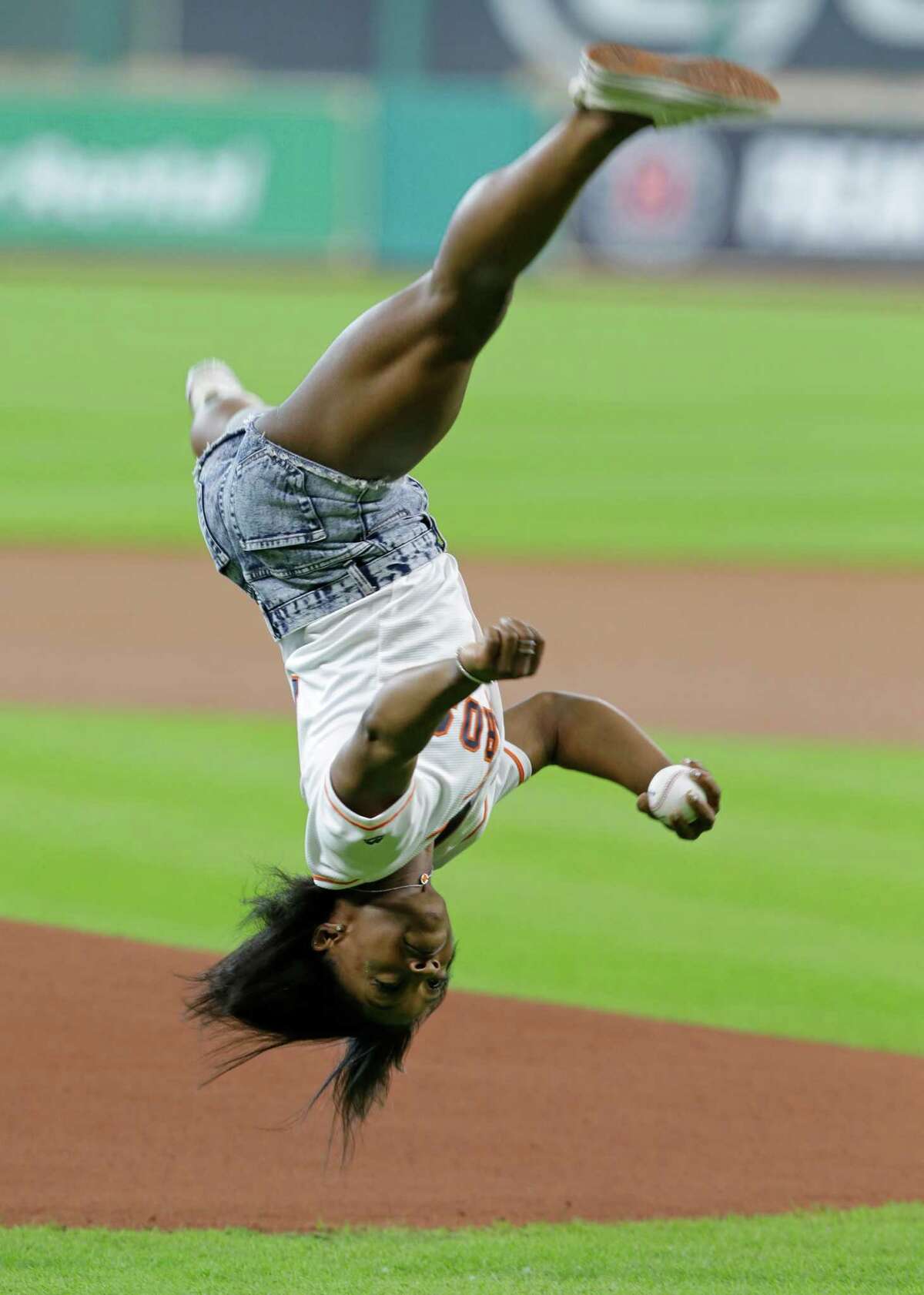 Simone Biles throws out Astros first pitch in style