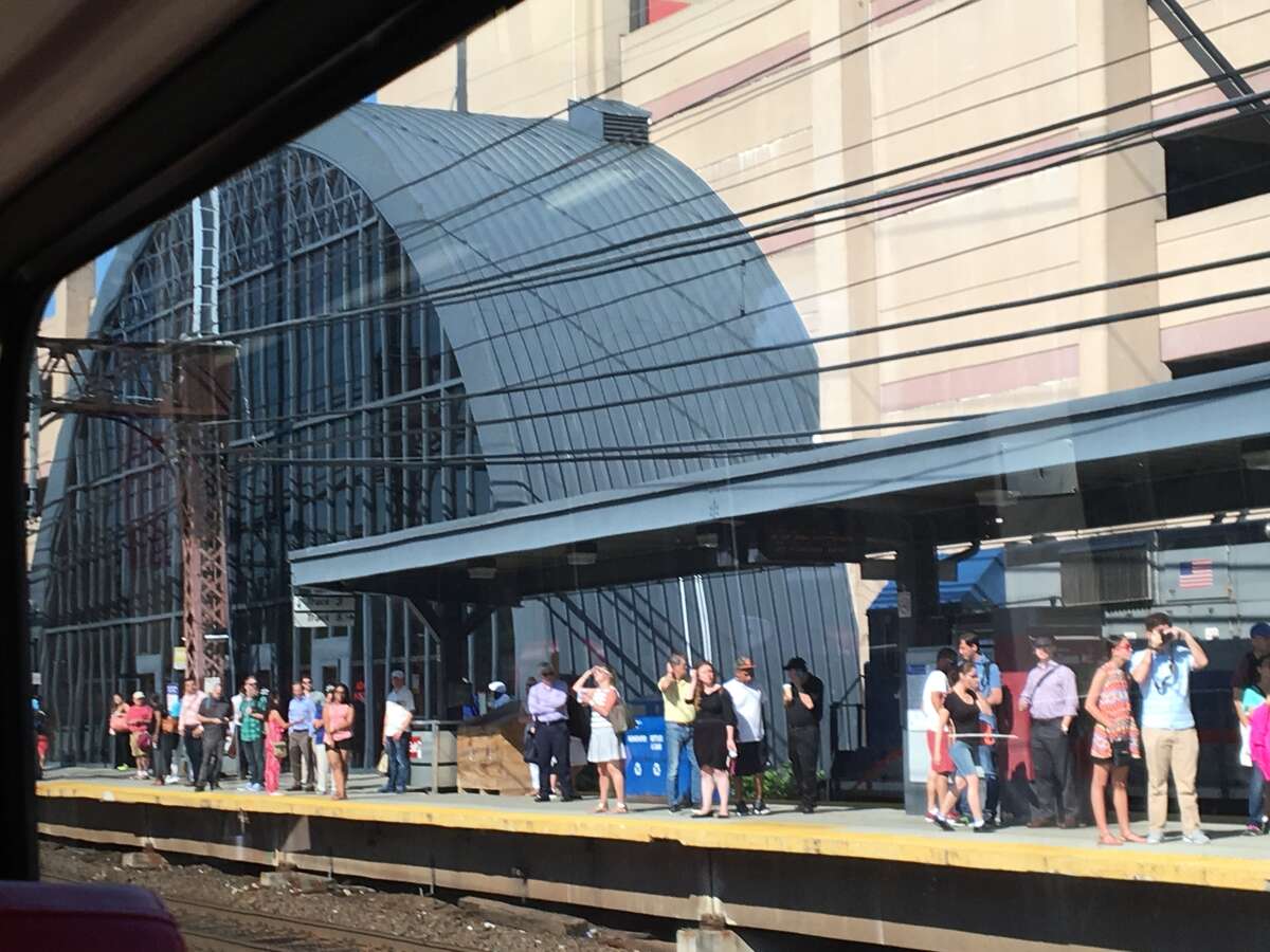 Faulty wire delays Metro North train in Norwalk