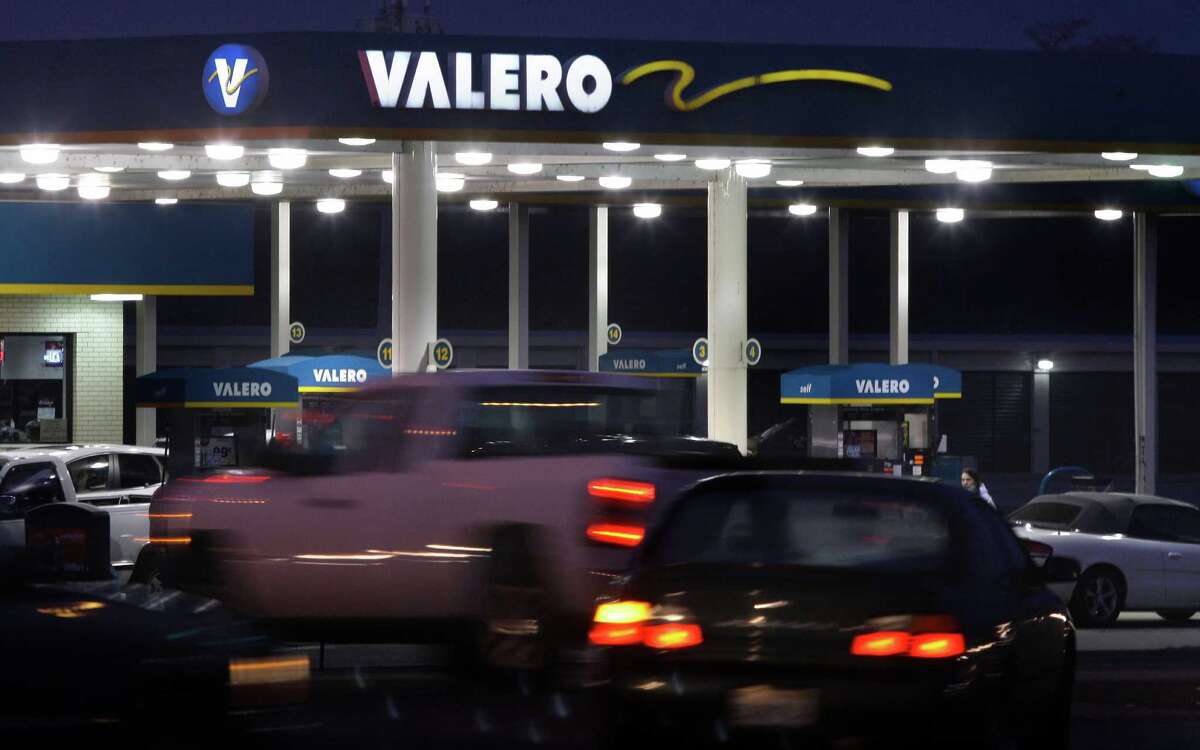 Refiners Valero, Tesoro face state probe amid falling profits