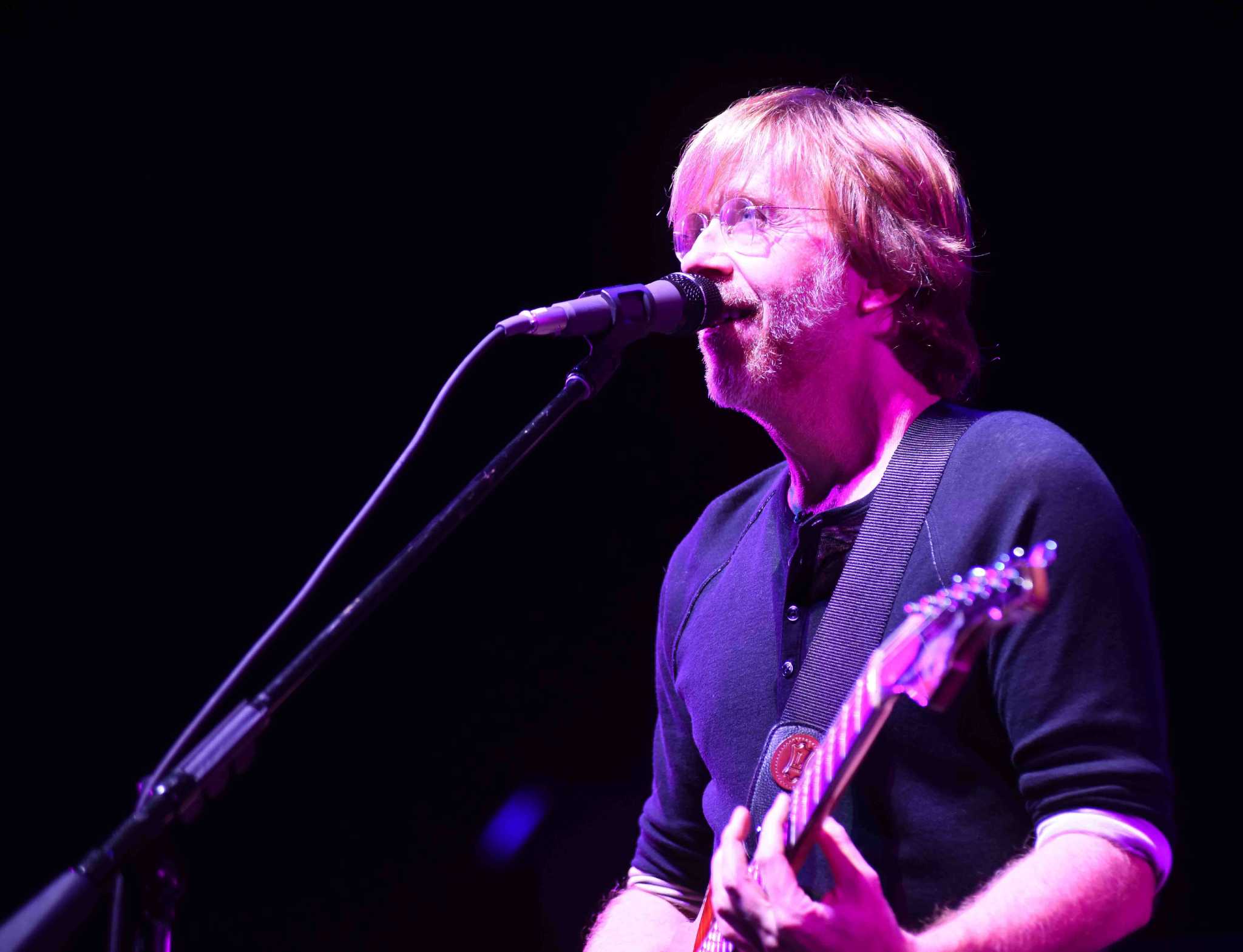 Phish jams out for a packed house in Hartford