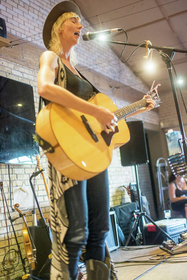 Photos: Rachel Laven presents her new album at Blue Star Brewing Co. - mySA