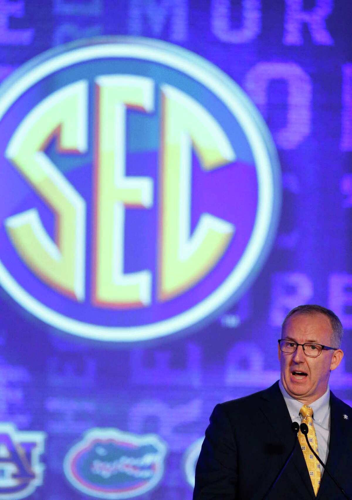 SEC commissioner addresses many topical issues
