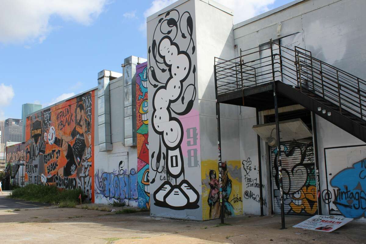 Houston's "BE SOMEONE" graffiti turned into stunning light show