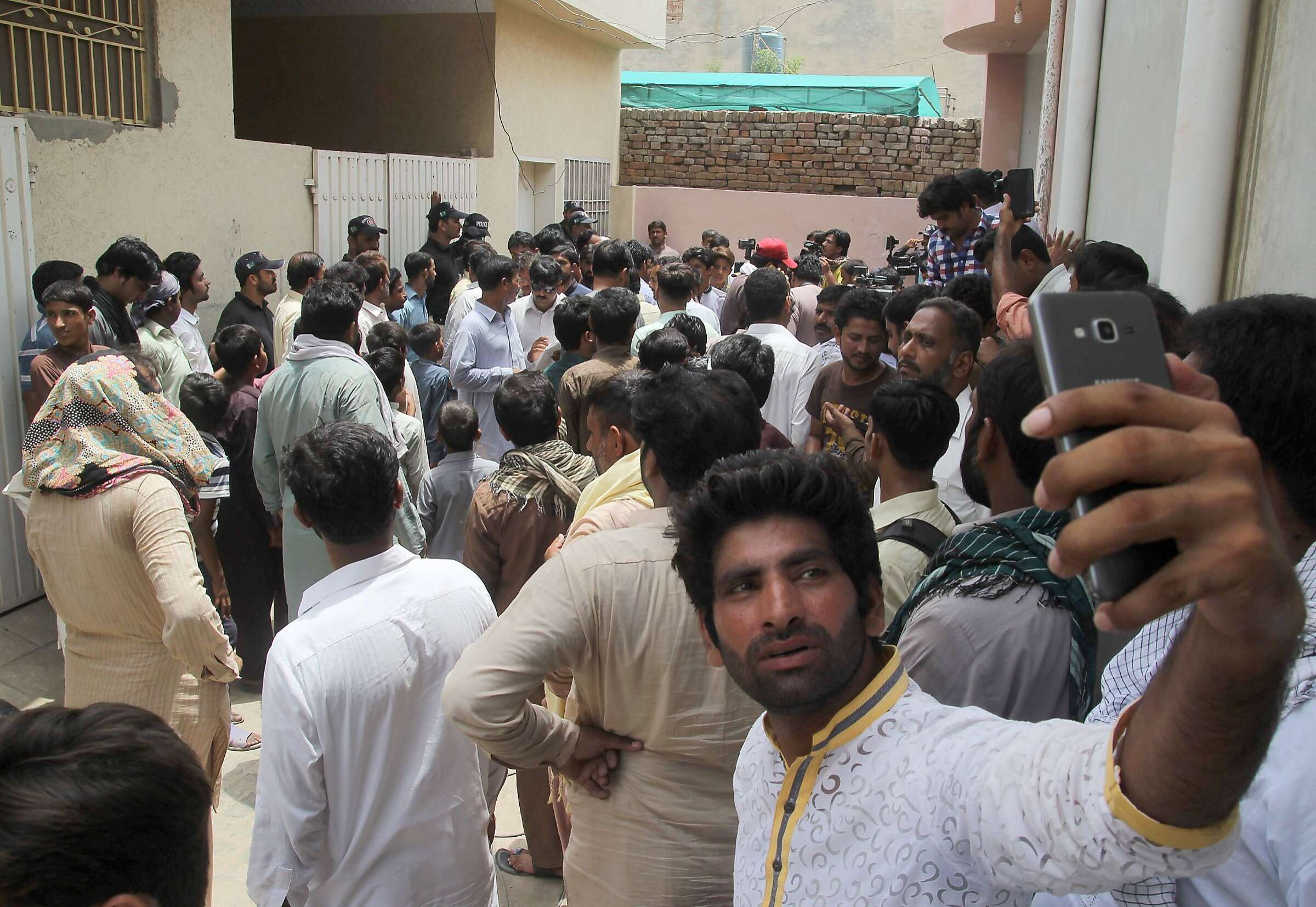 Pakistani social media celebrity dead in ‘honor killing’