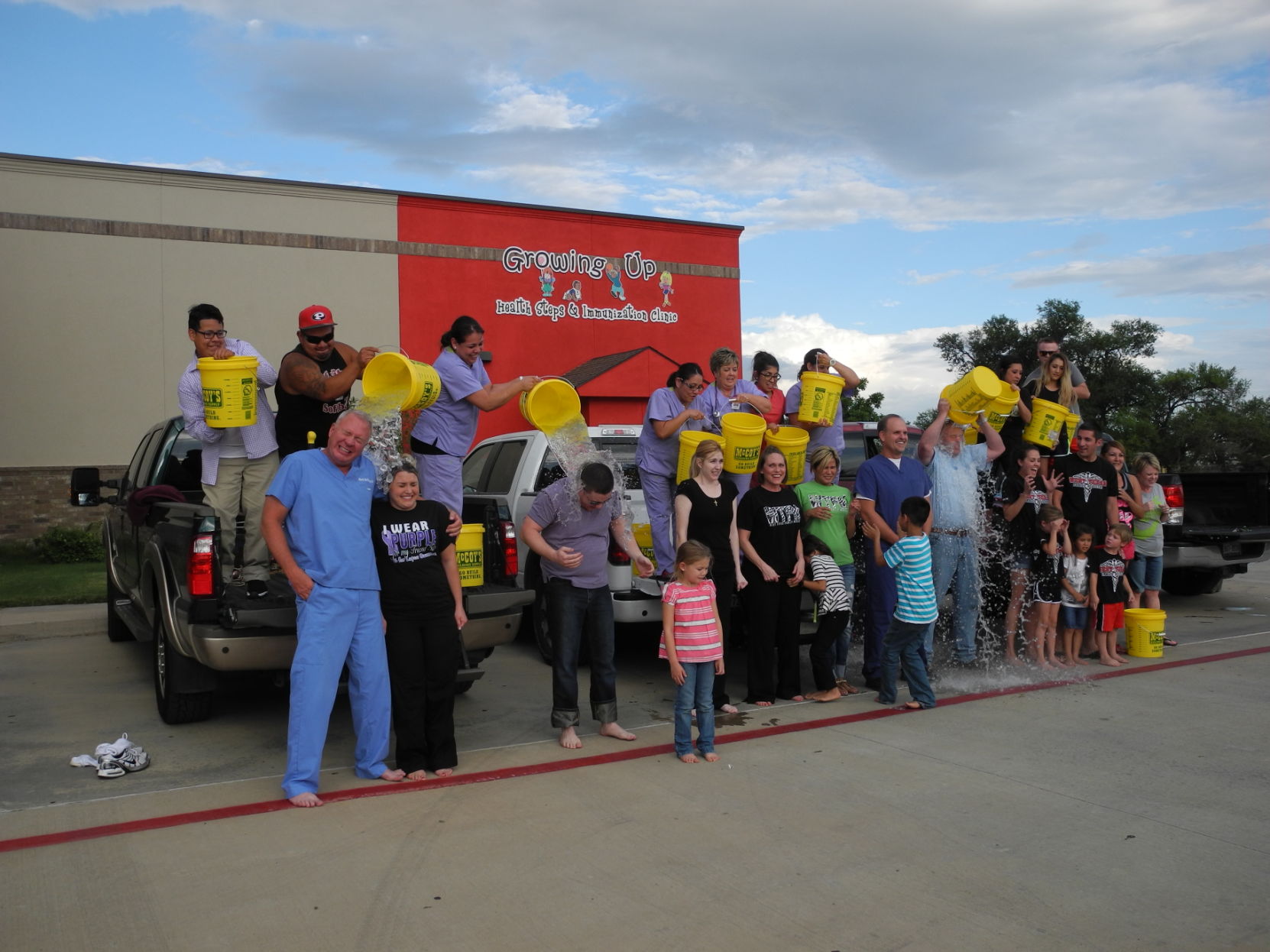 Doctors get doused in ice bucket challenge 8-27-14