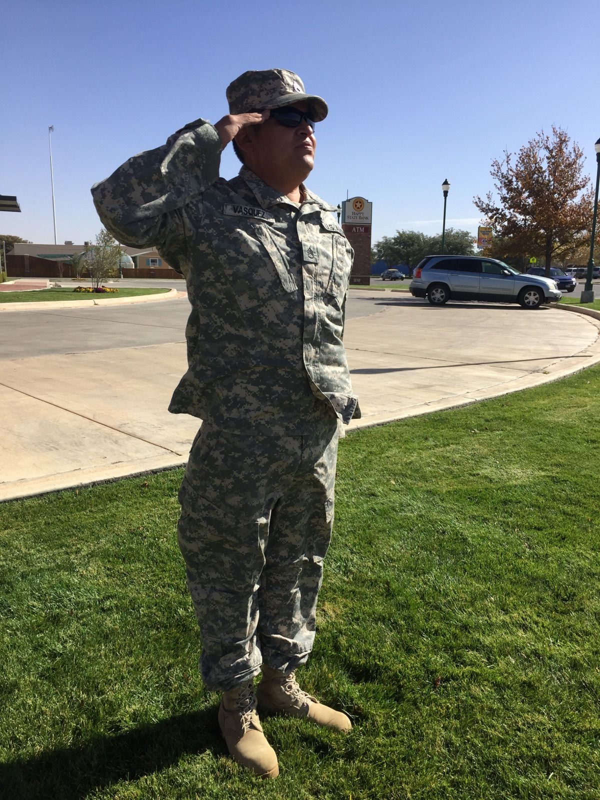 Retired soldier stands for hours in Veterans Day tribute