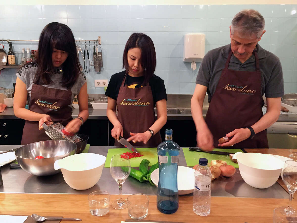 What color is paella? The answer, from a Barcelona chef