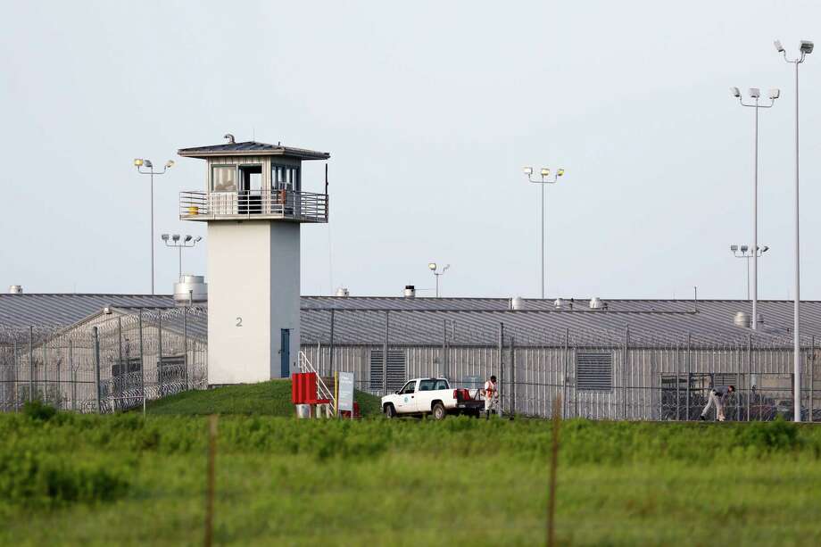 Texas prison officials to begin 1,000 inmate transfers to facilities ...