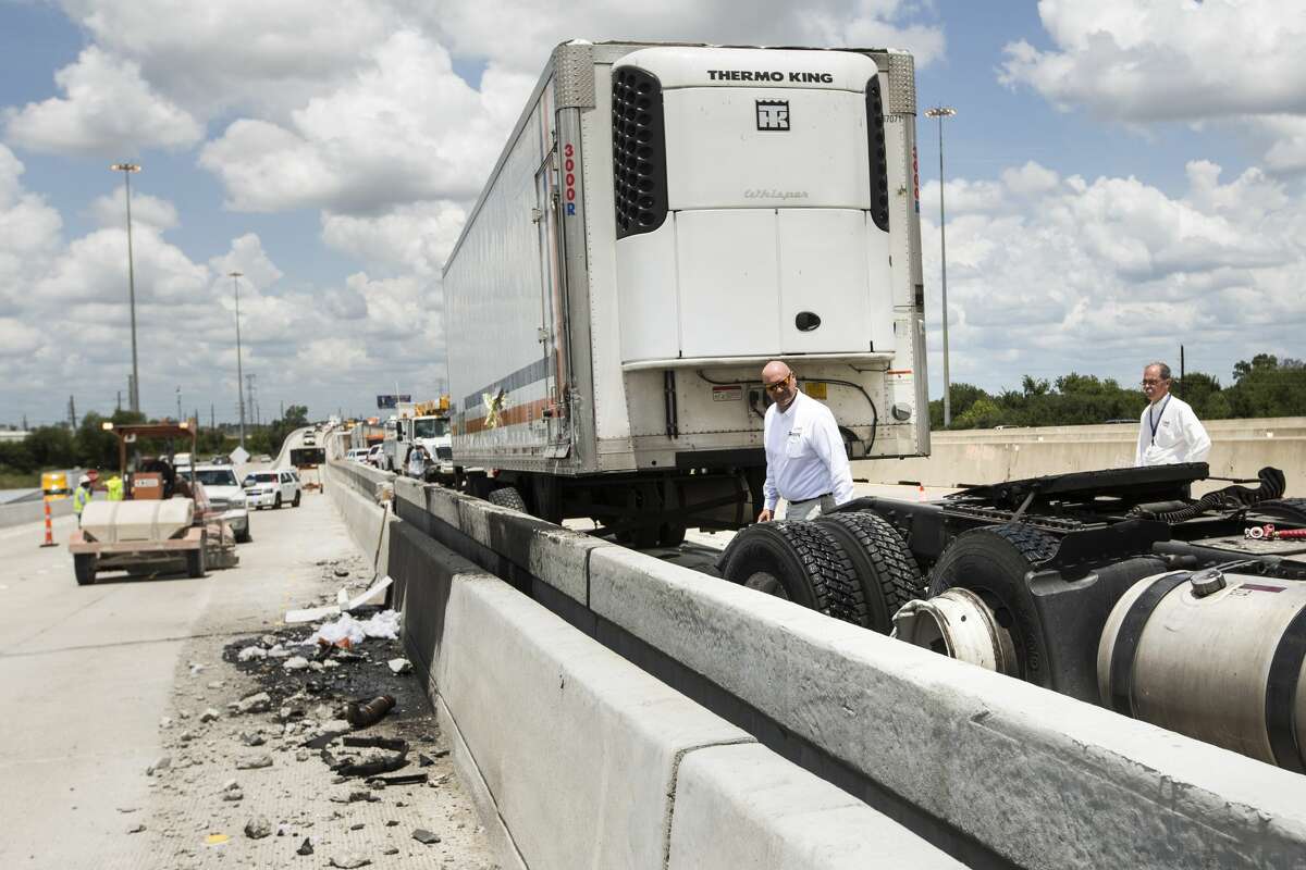 Truck crash blocks U.S. 290 in NW Houston