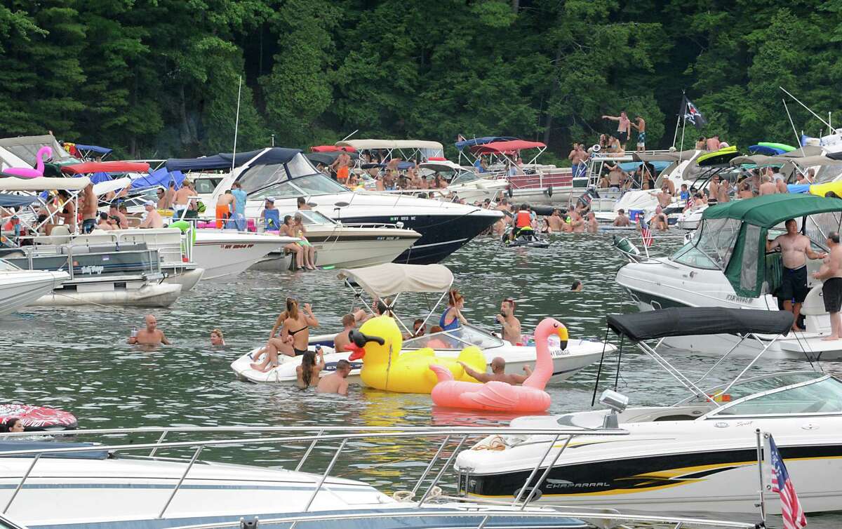 Cops hunt for pictures of boat in deadly Lake George crash