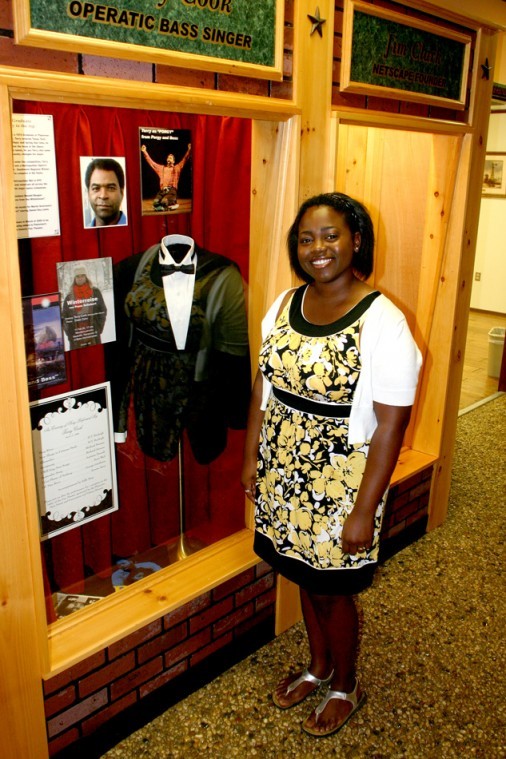 Patterson to sing with the star