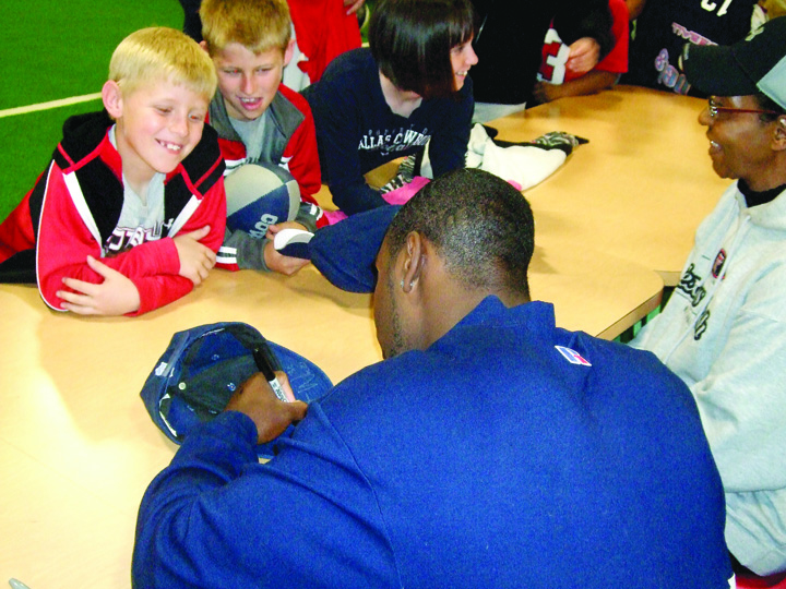 Autograph session with Jamar Wall draws crowd