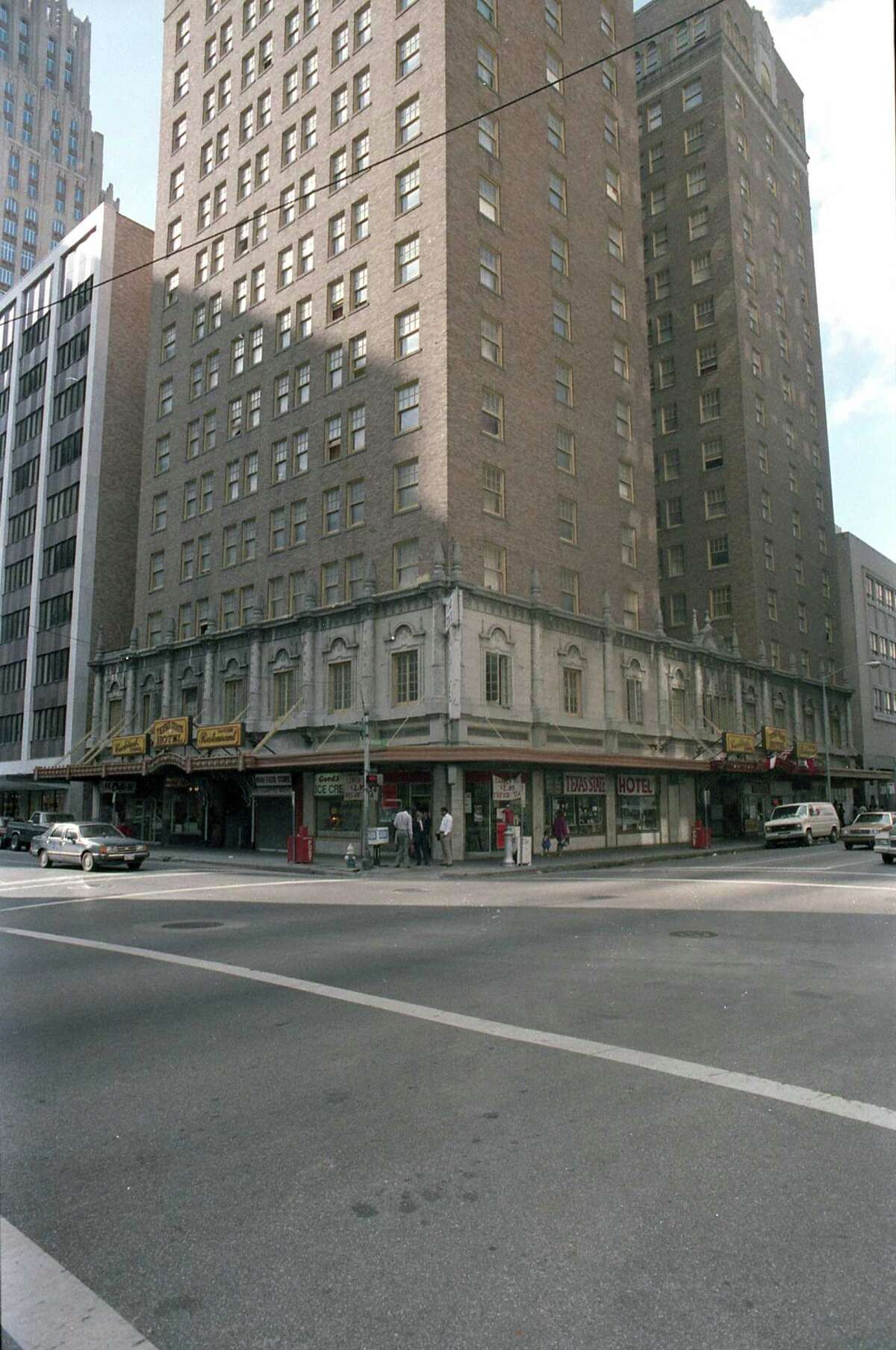 30 years ago: Dueling blimps, all stars arrive, Elissa in NYC