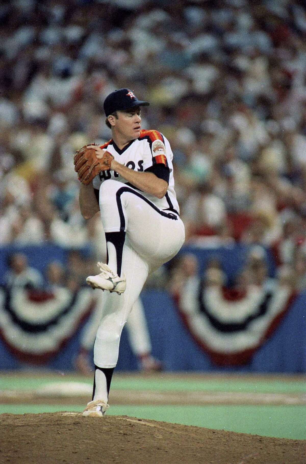 30 years ago: Dueling blimps, all stars arrive, Elissa in NYC