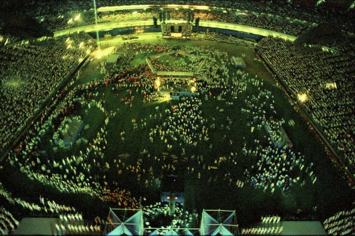 30 years ago: Dueling blimps, all stars arrive, Elissa in NYC