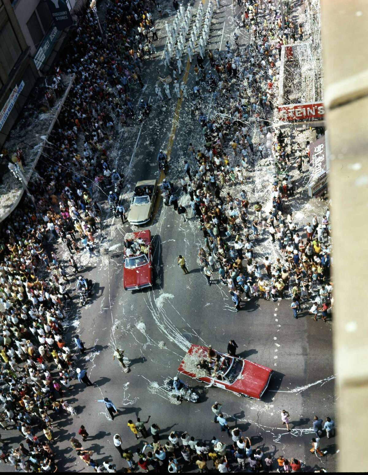 How did President Richard Nixon place a phone call to the moon?