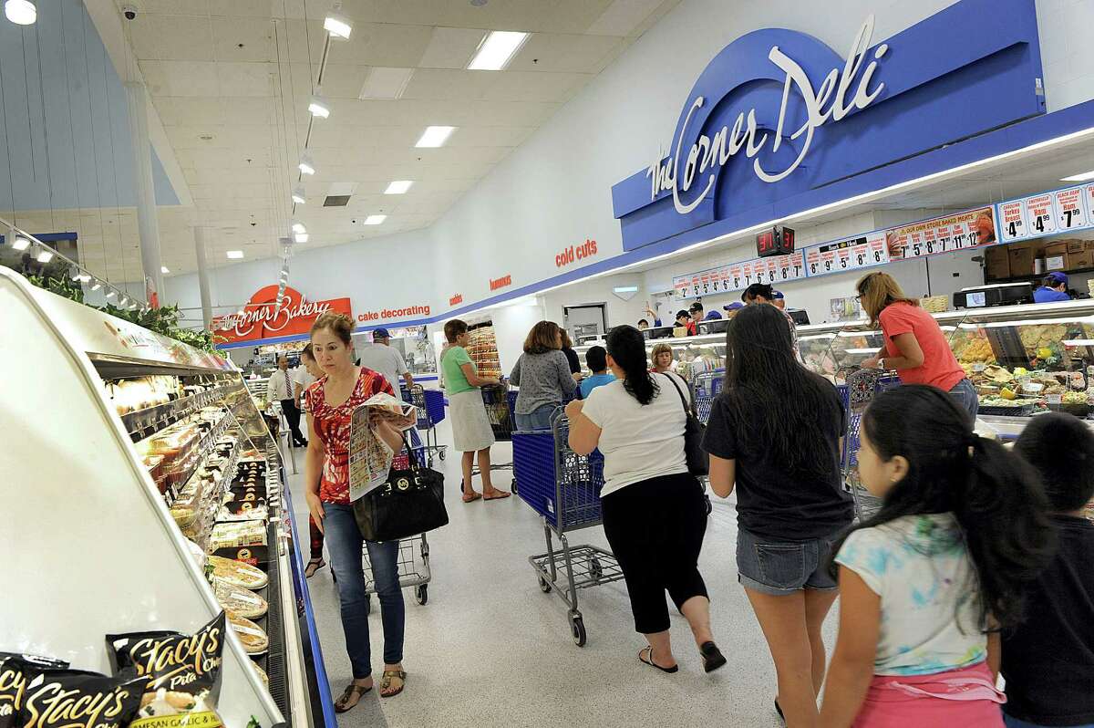 ShopRite opens in Danbury; makes $10K donation to food bank