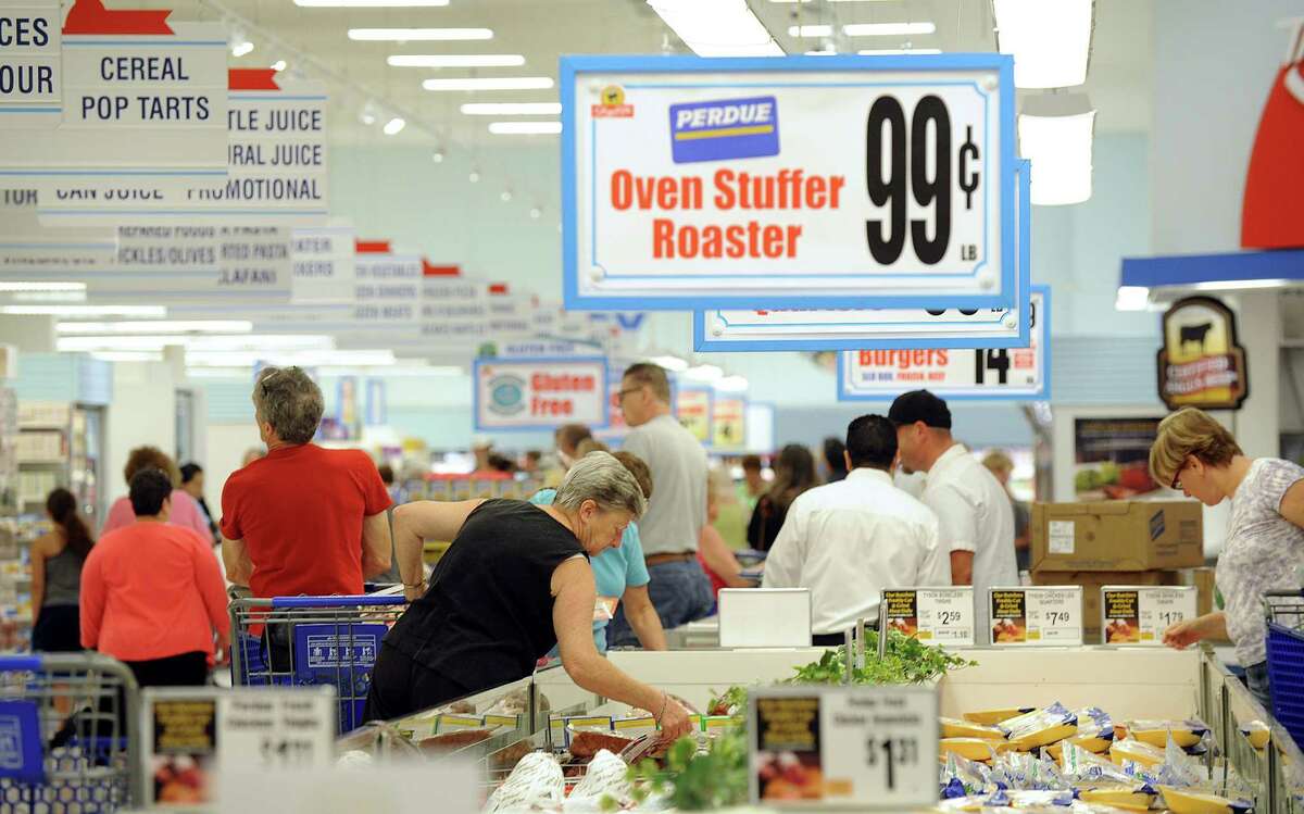 ShopRite opens in Danbury; makes $10K donation to food bank