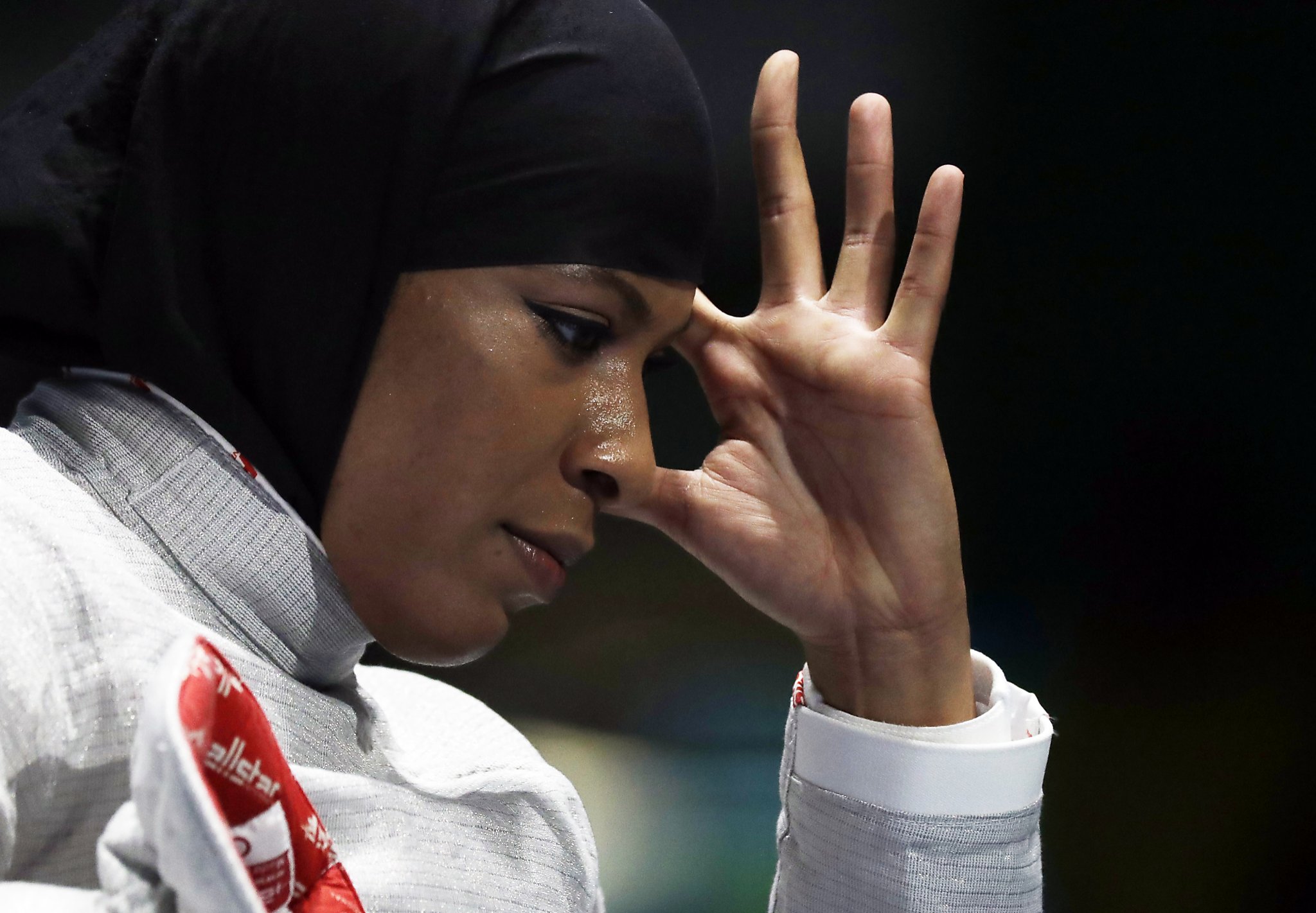 American fencer wears hijab, makes history