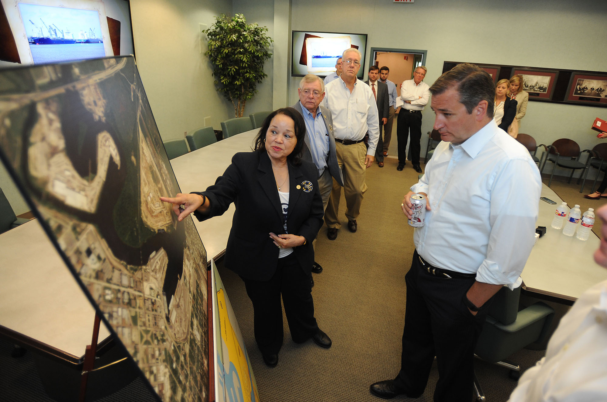 Sen. Ted Cruz pays visit to Port of Beaumont