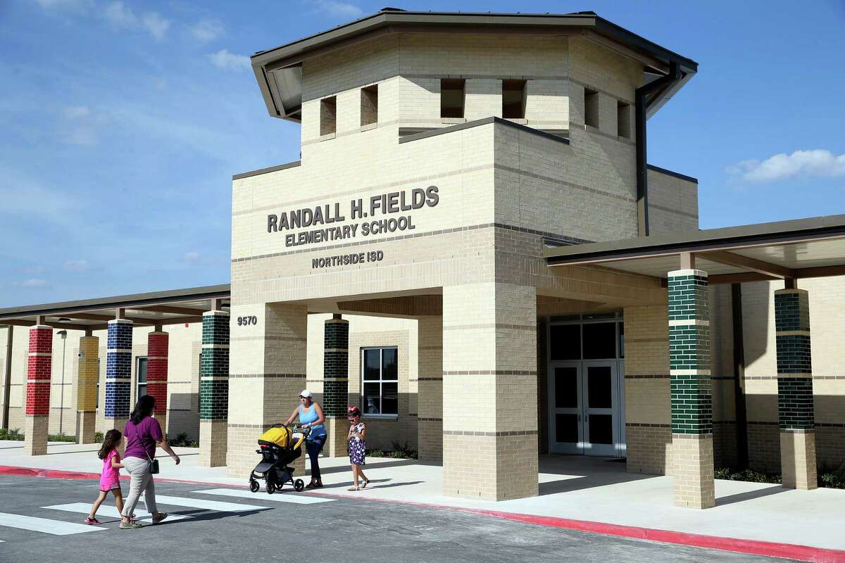 New elementary school opens doors to parents, students