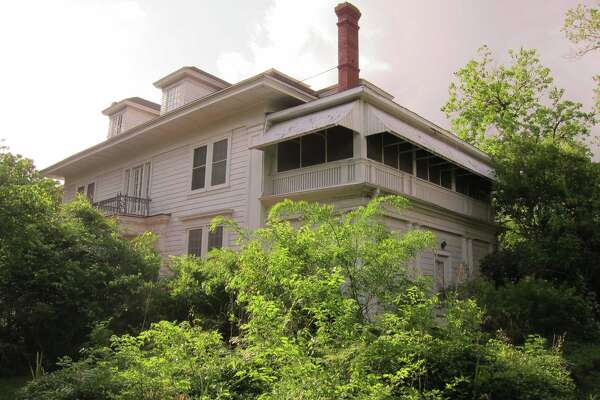 Home restoration finds modern men stepping back into history ...