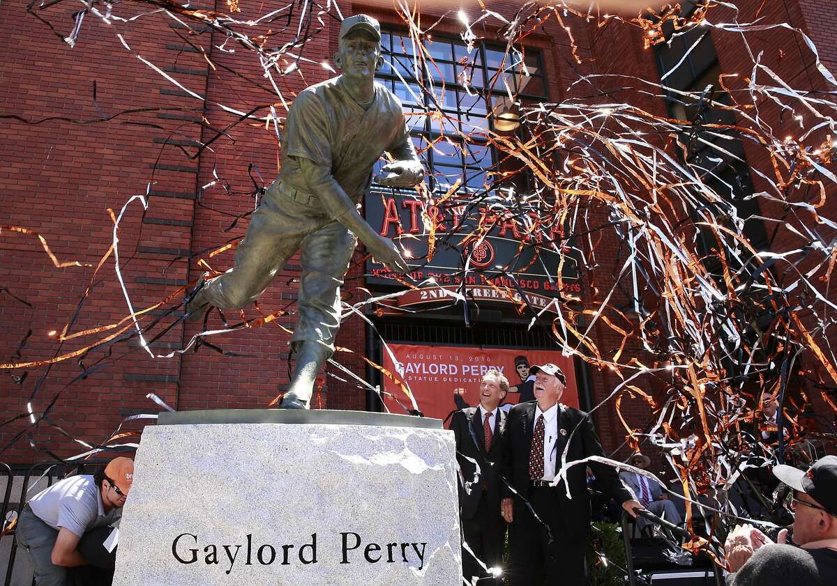 Gaylord Perry joins Giants’ bronze greats