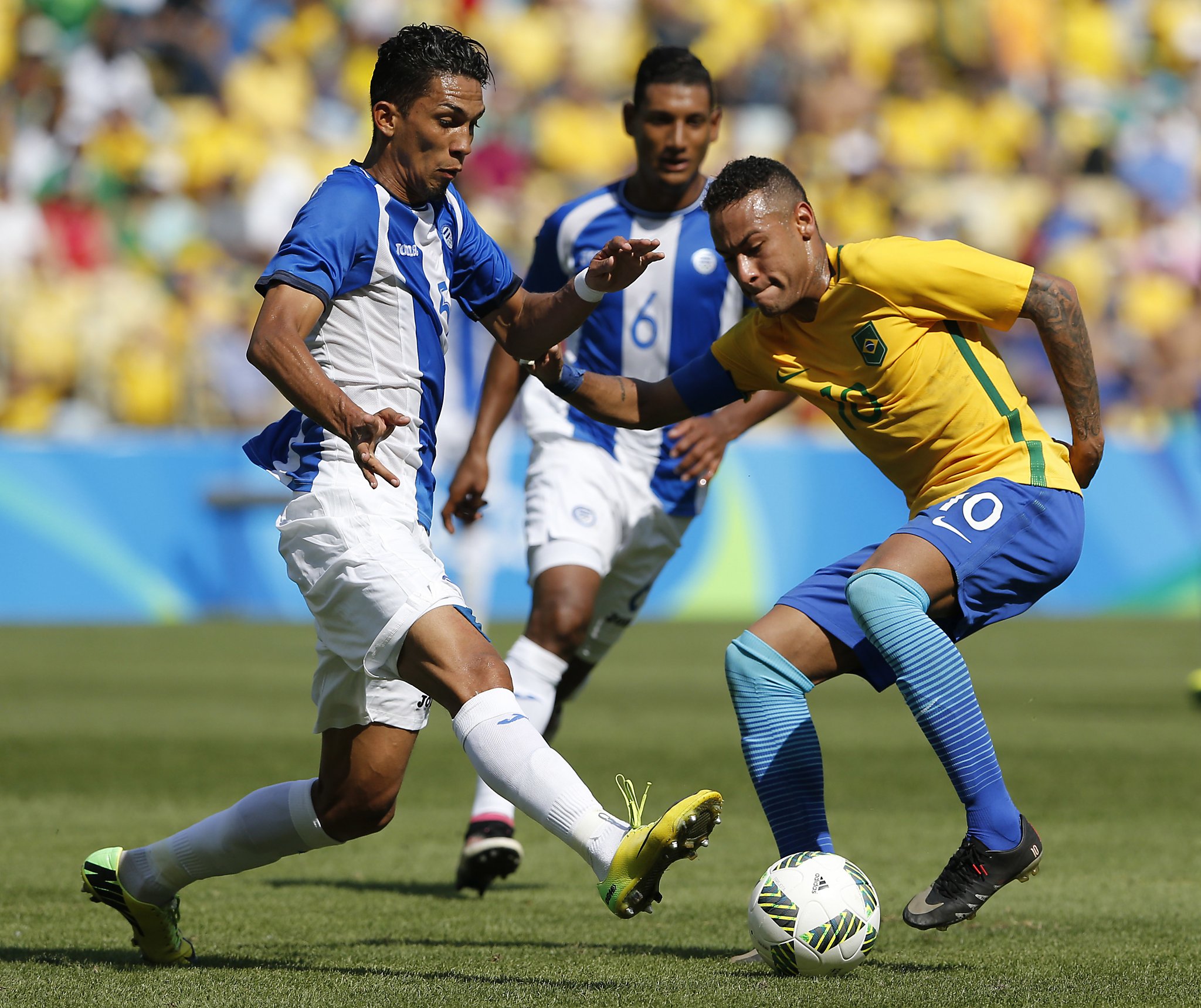 Games finally begin for Neymar, Brazil with gold in sight