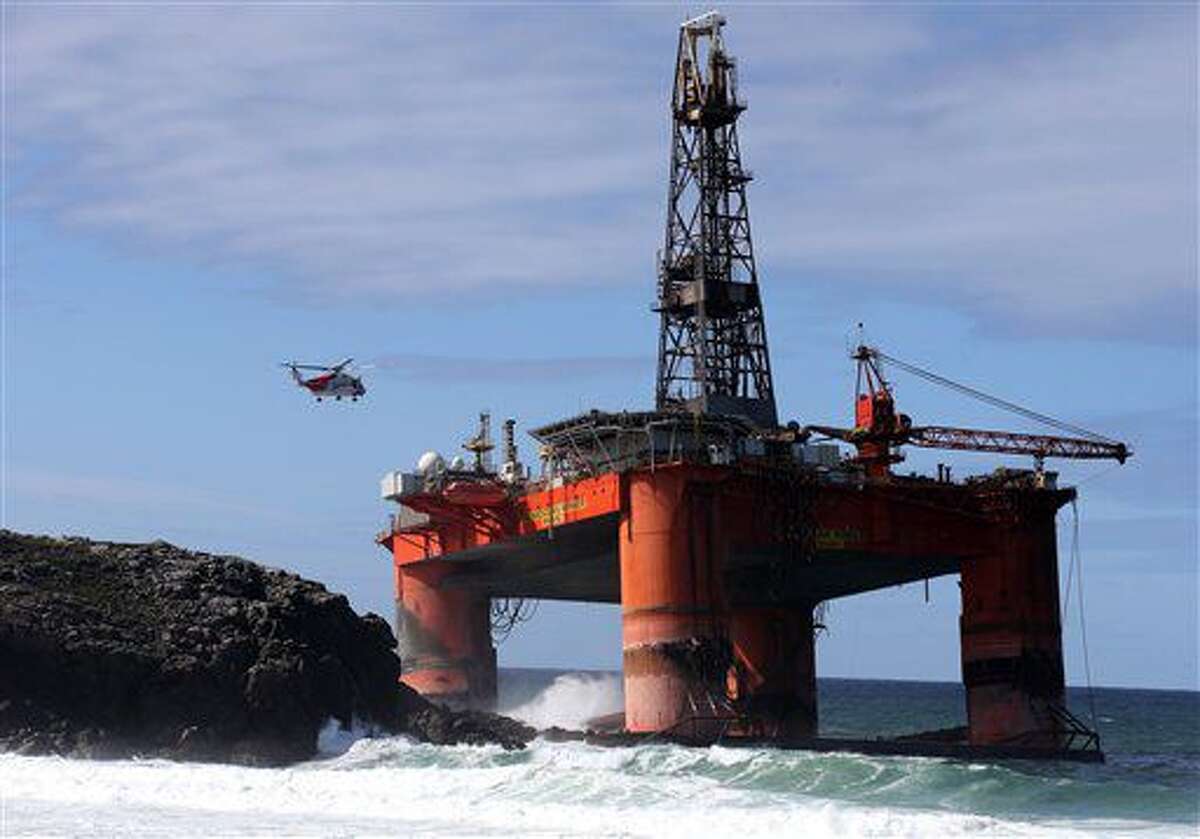 Diesel oil spills from grounded oil rig on Scottish island
