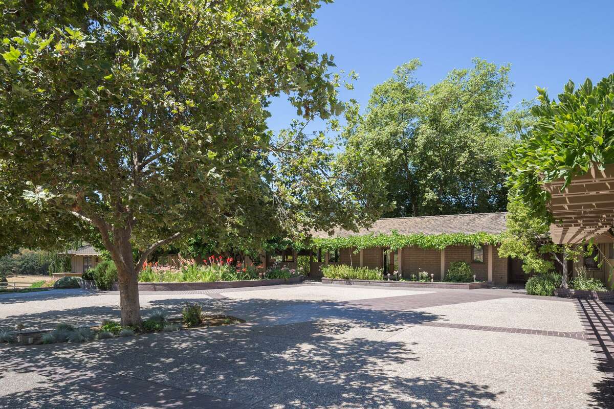 Apple co-founder lists Carmel Valley ranch with airstrip and private ...