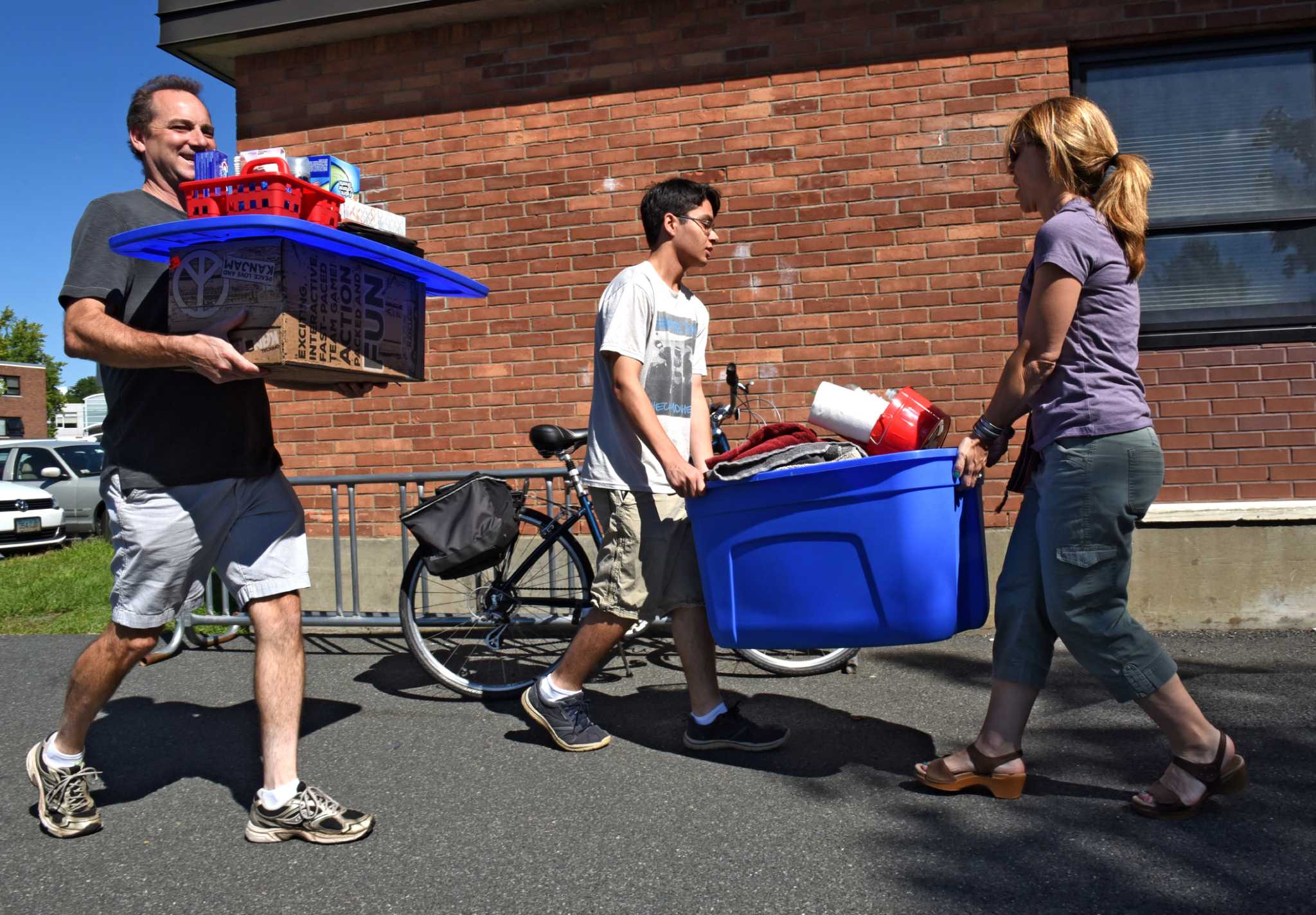 RPI first-year students move in to Troy